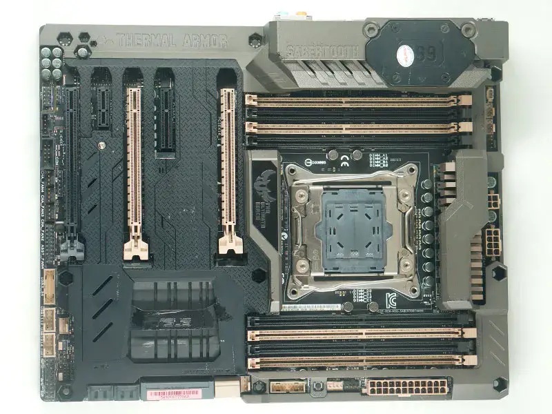Asus SABERTOOTH X99 マザーボード